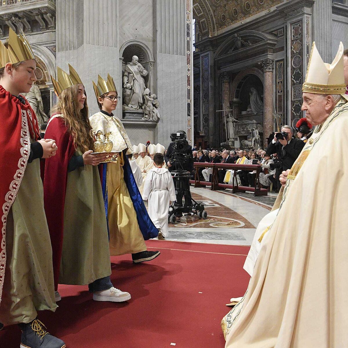 Drei Königinnen und Könige schreiten zum Altar im Petersdom ...