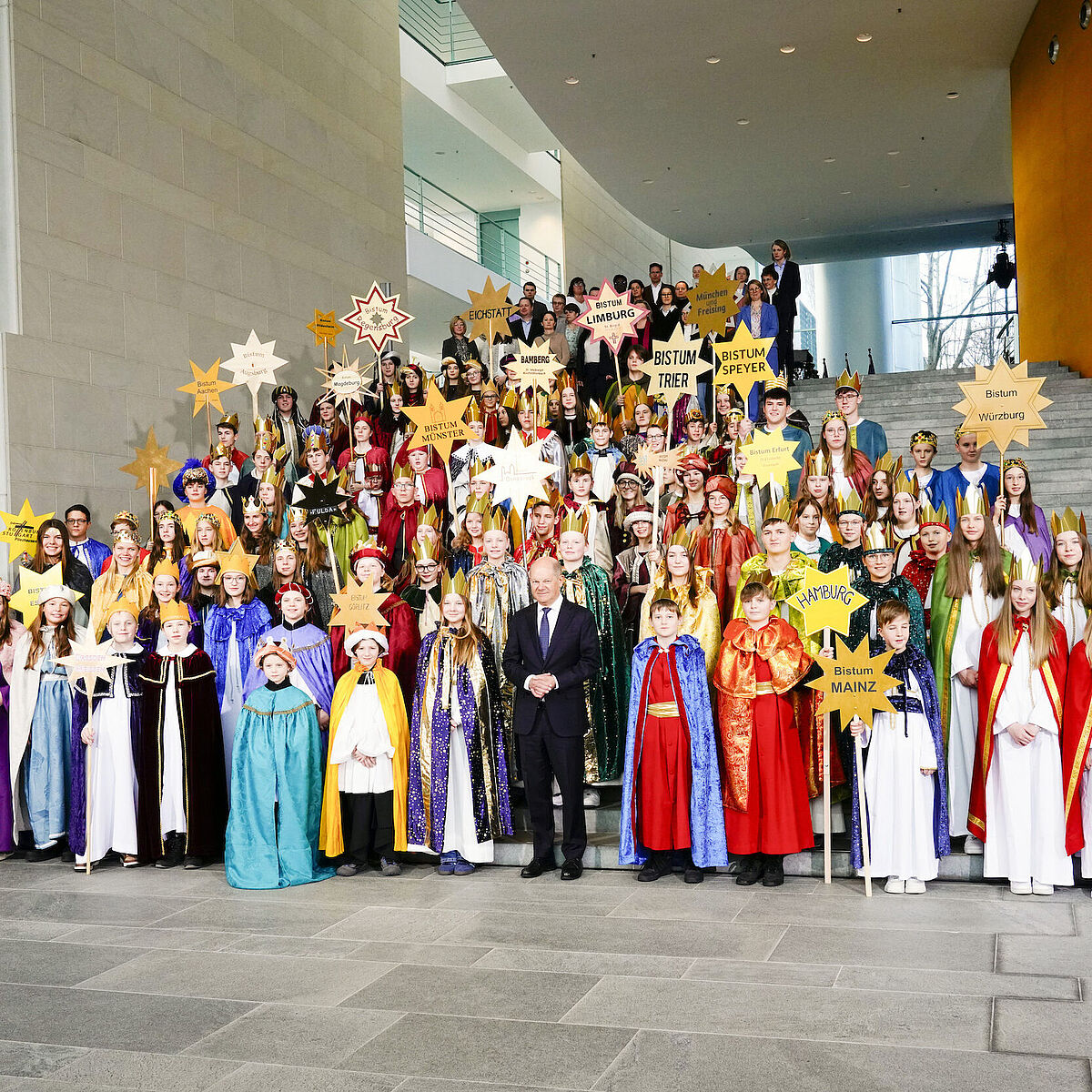 108 Sternsingerinnen und Sternsinger im Bundeskanzleramt ...